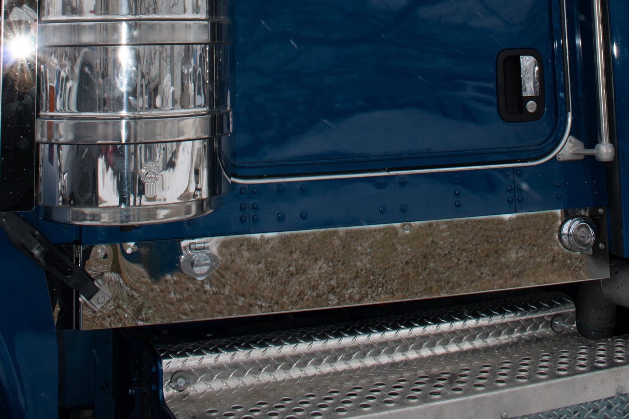 Enhance Stability and Protection with Extended Kick Panels for W900